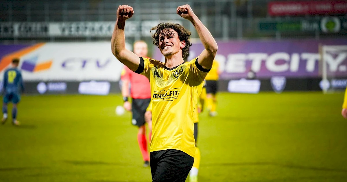 Matoug schiet VVV-Venlo met heerlijke vrije trap voorbij Jong Ajax ...